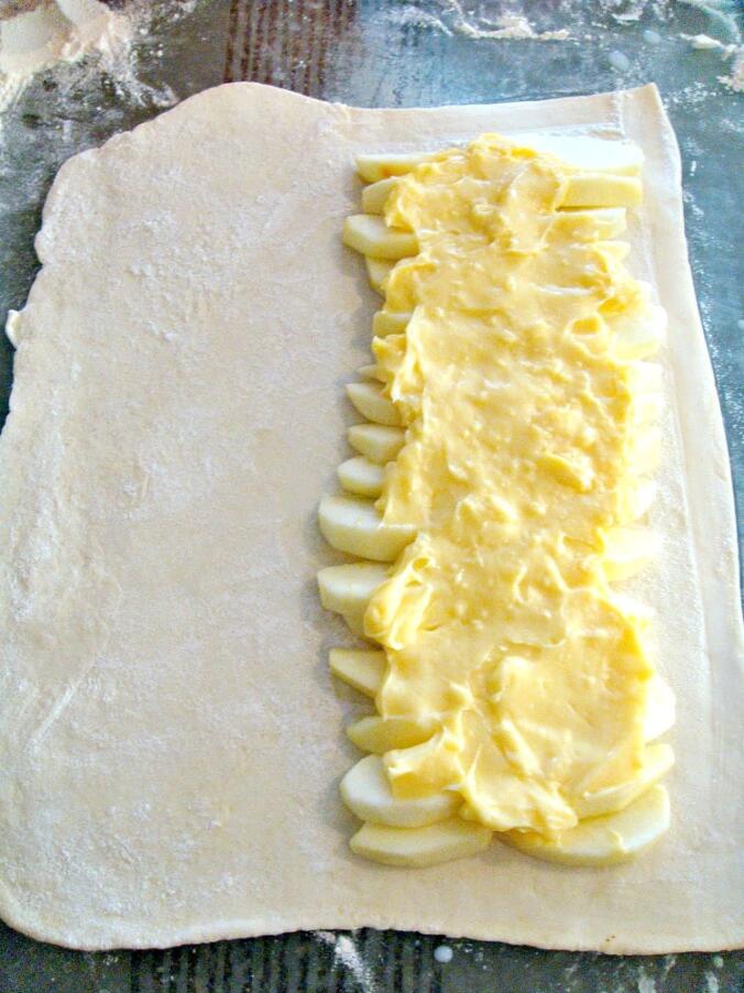 Light and Crispy Apple and Custard Strudel