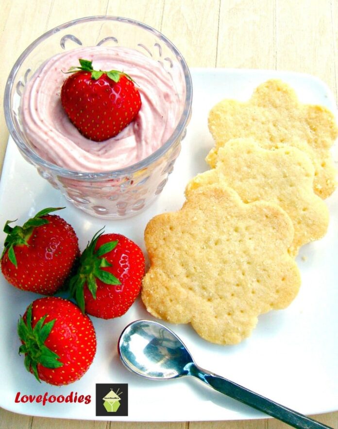 Fluffy Strawberry Mousse. Creamy, fluffy and great tasting! Easy recipe!