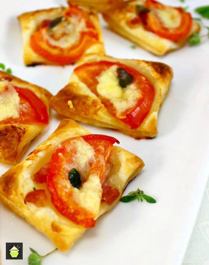 Cheesy Bacon and Tomato Mini Pizzas | Lovefoodies