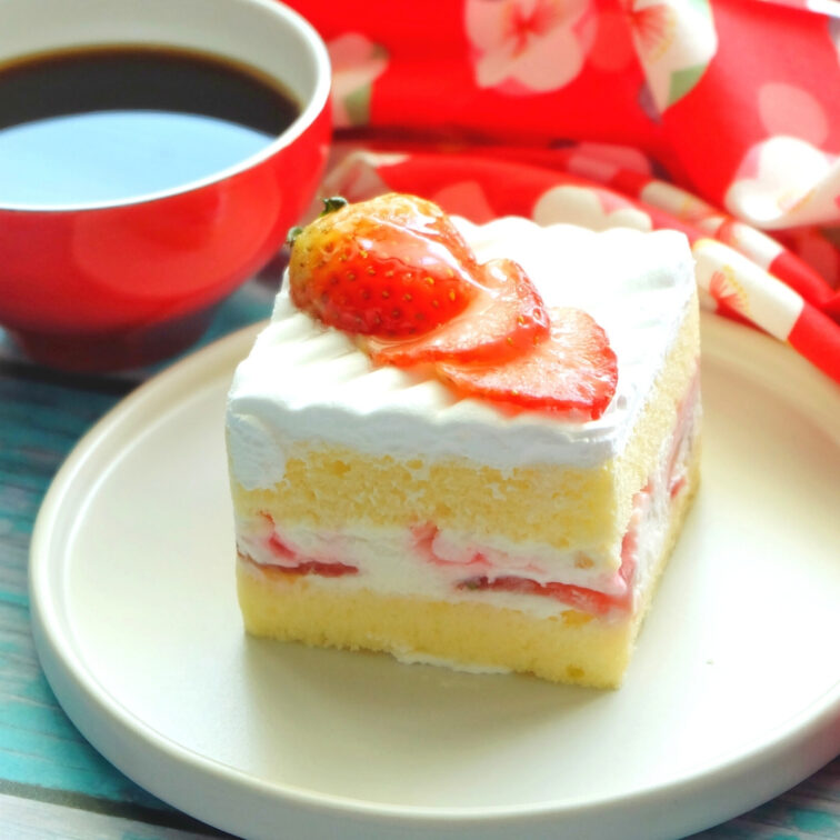 Strawberry Shortcake Cake | Lovefoodies