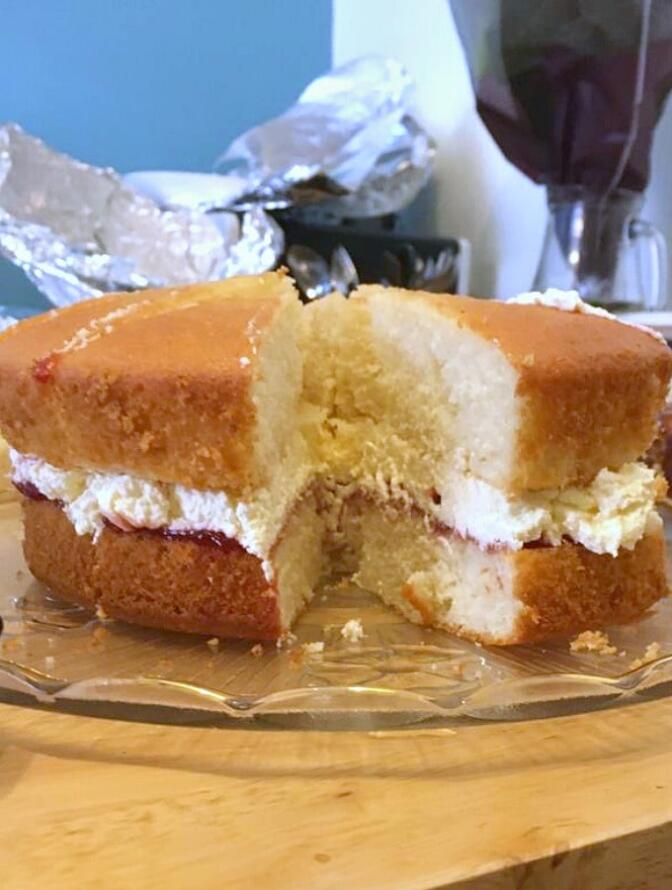 Classic Victoria Sponge Cake | Lovefoodies